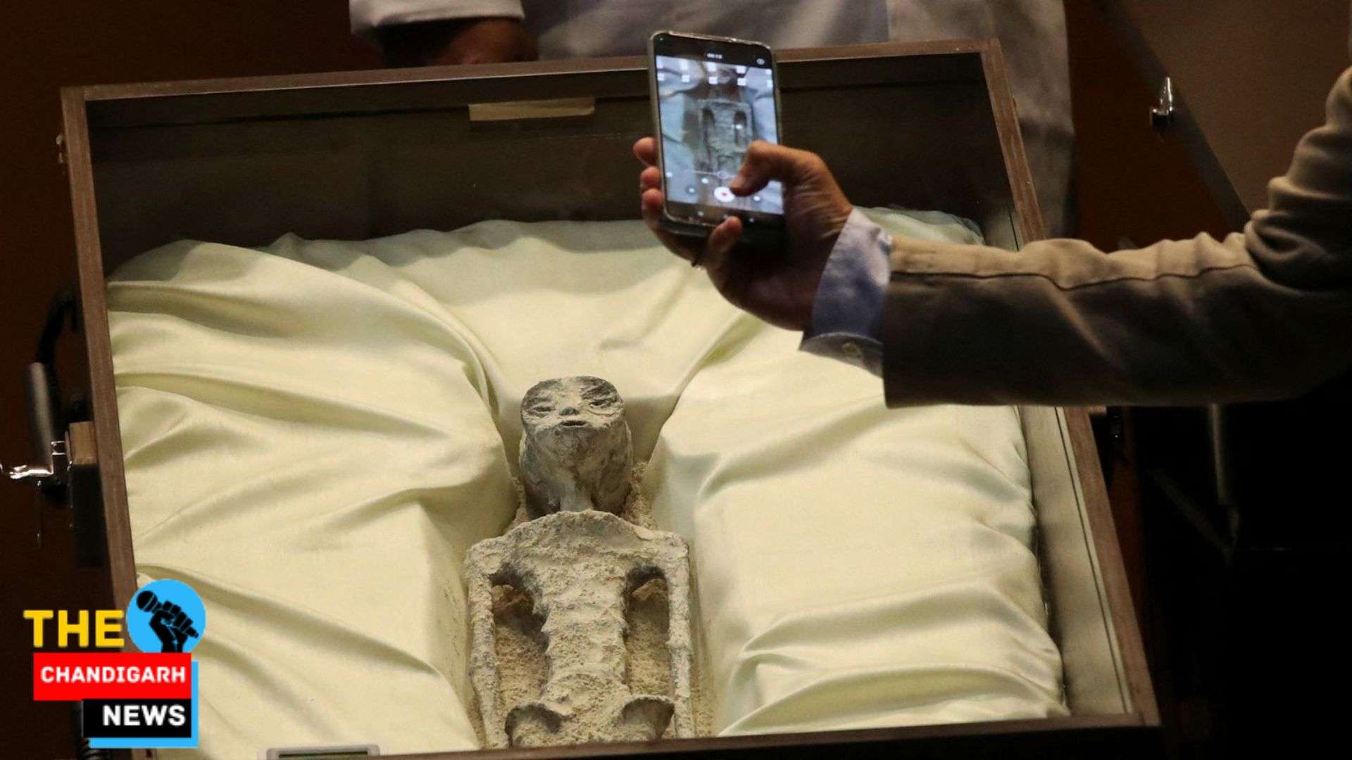 alien के शव Mexico के राजनेताओं को दिखाए गए।