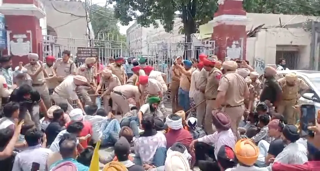 Punjab Police Lathi-Charge ITI Job Aspirants Protesting Outside PSPCL ...